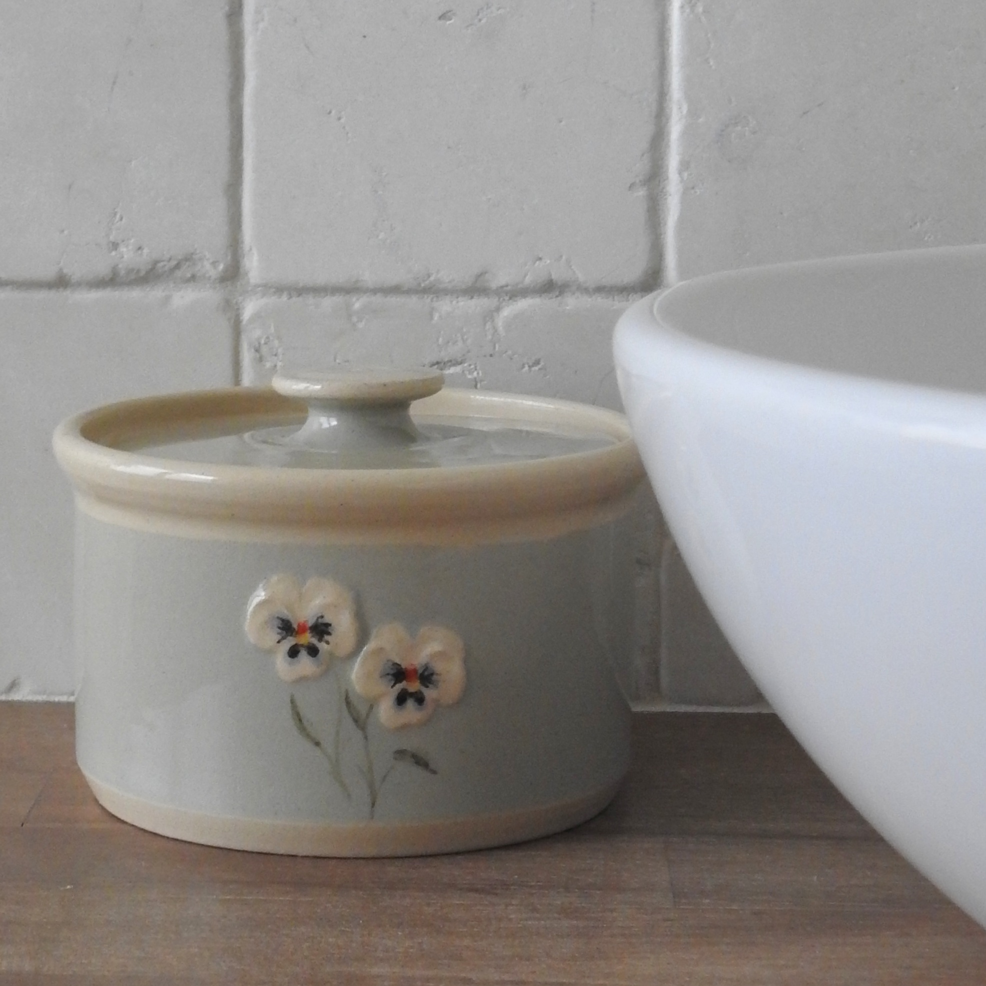 Jane Hogben Medium Lidded Pot Pansy - The Reed Warbler Shop